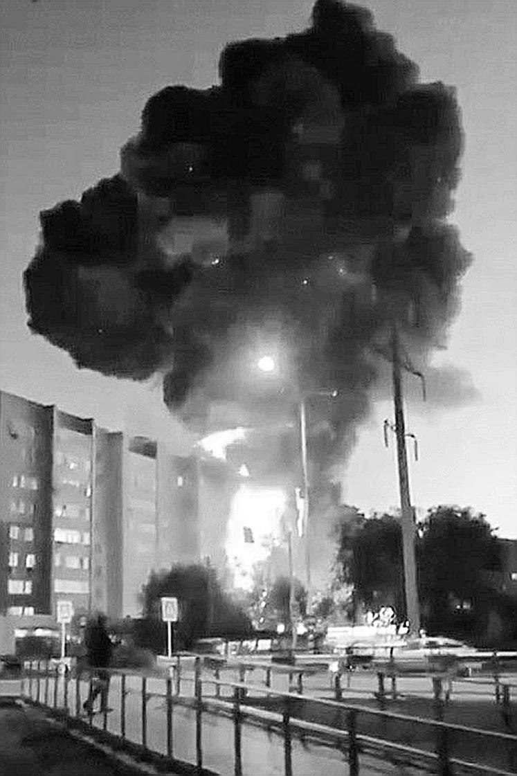 ロで軍用機墜落、14人死亡 訓練中 集合住宅に激突 | 山陰中央新報デジタル