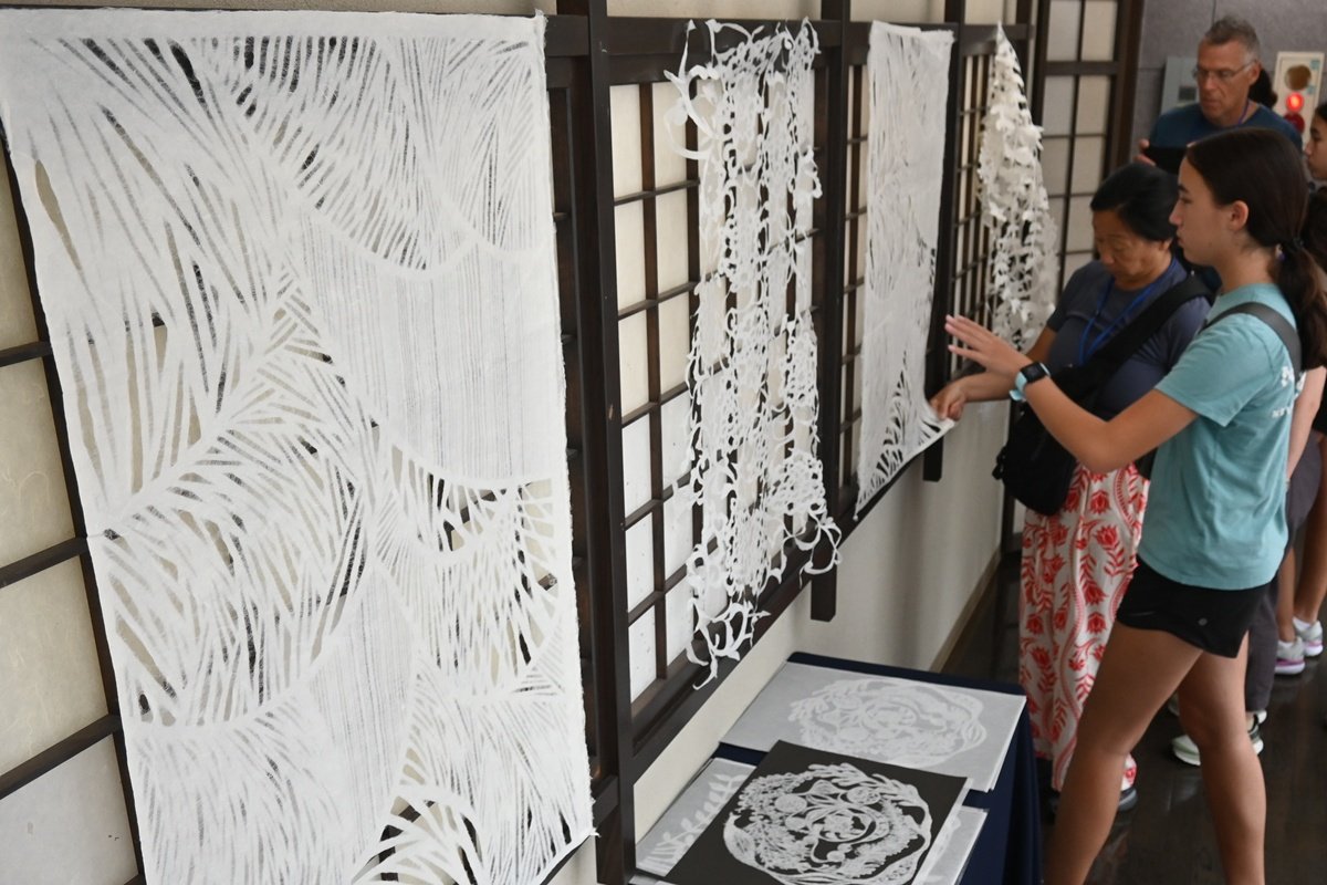 梅雨や植物を和紙で繊細に表現 浜田市三隅町・石州和紙会館で作品展 | 山陰中央新報デジタル