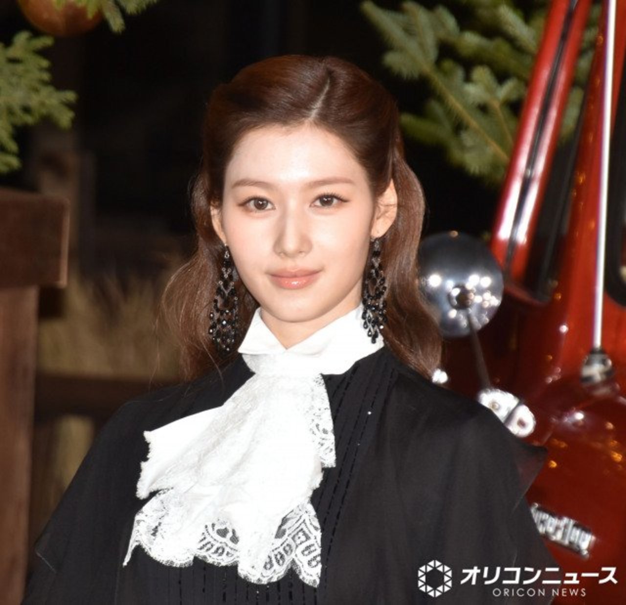 TWICE・SANA、ツリー点灯式に登場 美背中を大胆披露で艶やかに「ホリデーにピッタリ」 | 山陰中央新報デジタル