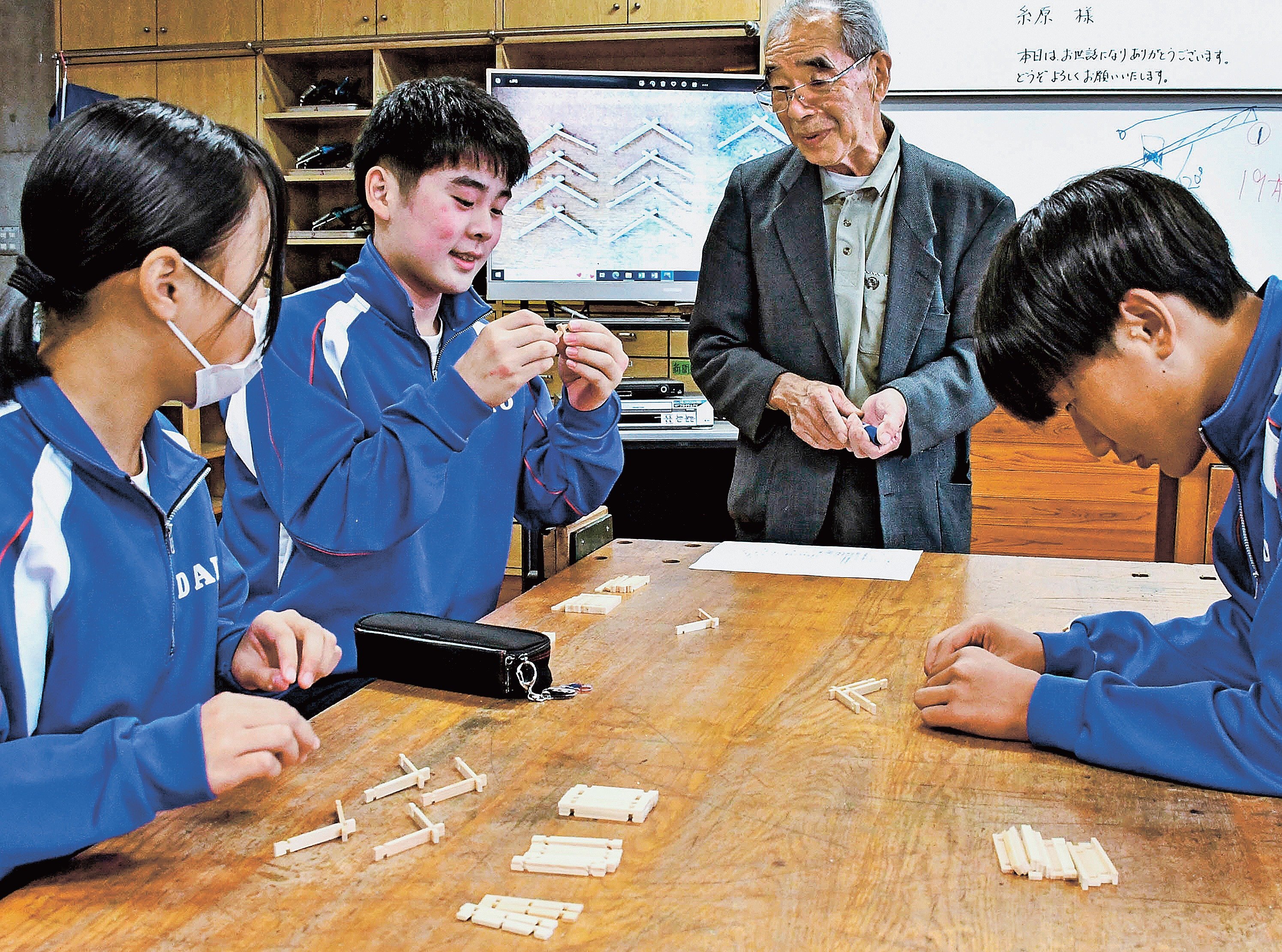 現代の名工が指導 真剣、ミニ障子作り 雲南・大東中でものづくり体験教室 | 山陰中央新報デジタル