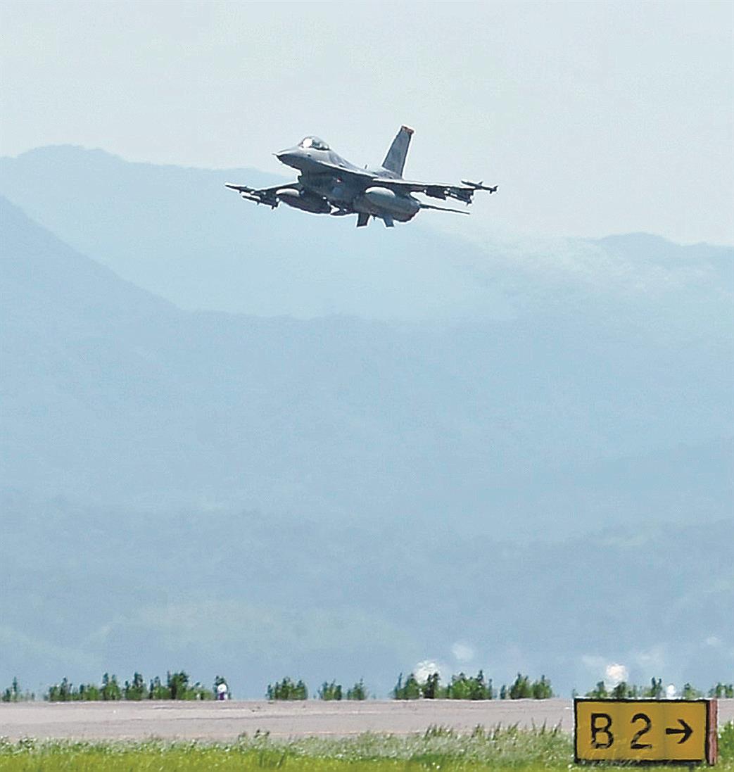 美保基地に米軍のF16戦闘機2機 緊急着陸 羽田便到着遅れ | 山陰中央新報デジタル