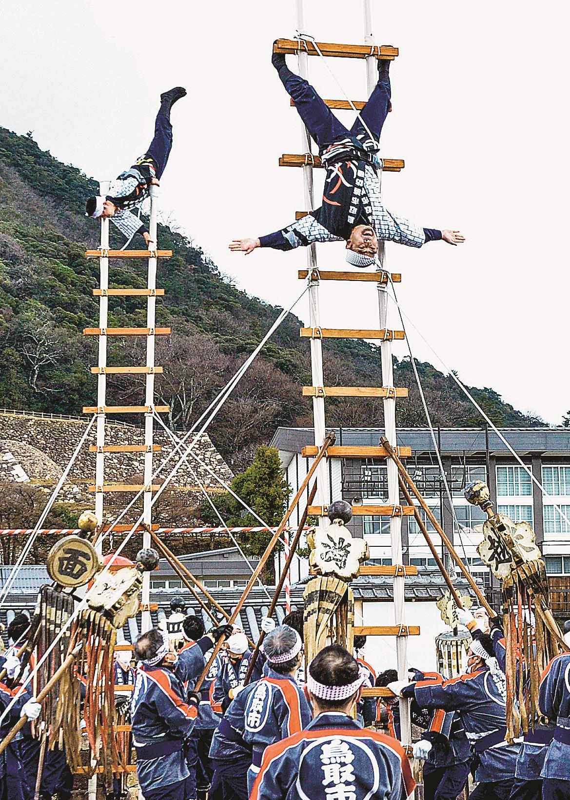 はしご登り 妙技に拍手 鳥取 消防出初め式 | 山陰中央新報デジタル